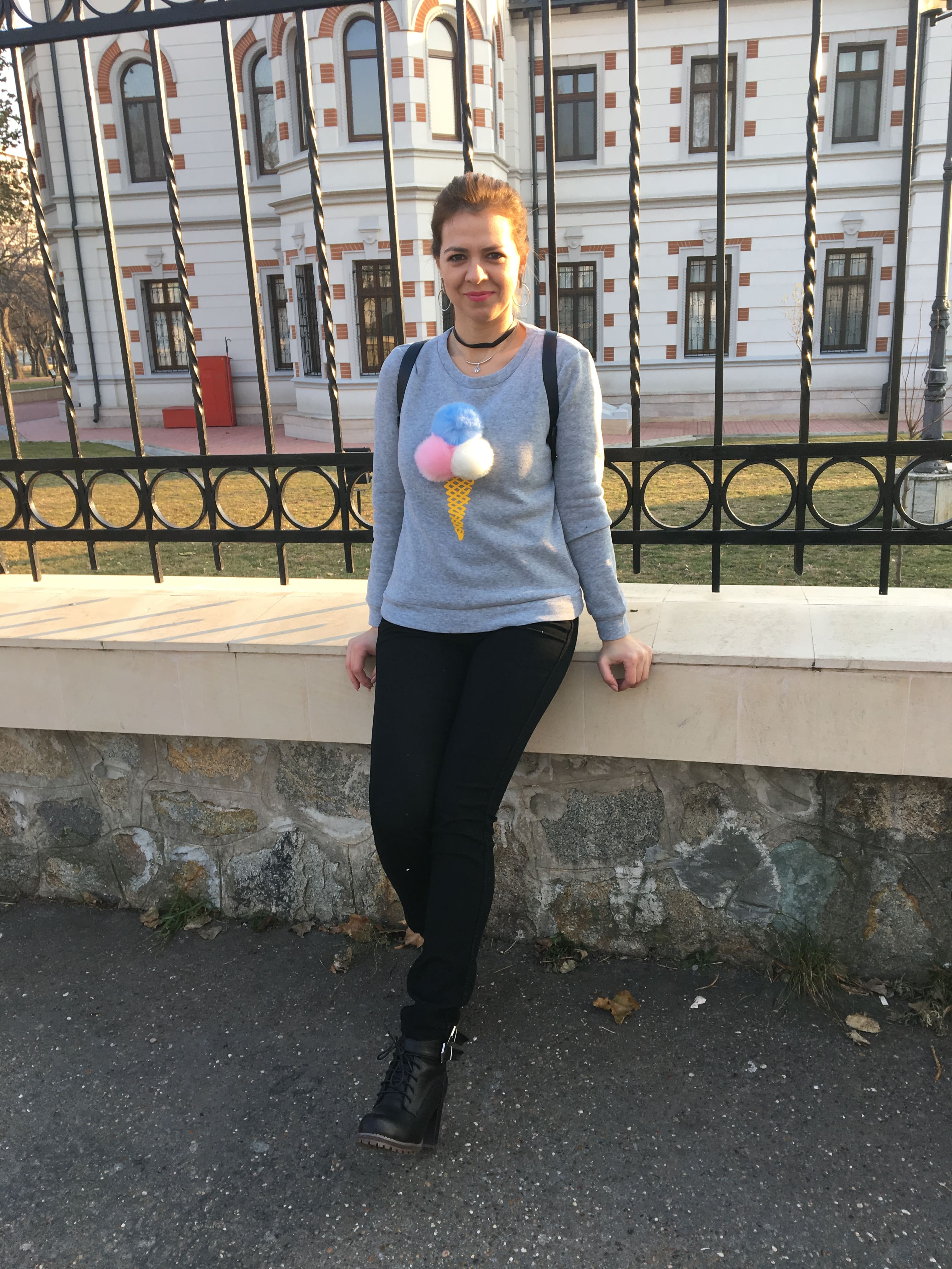 Pulover cu ghemotoace de blană sub formă de înghețată