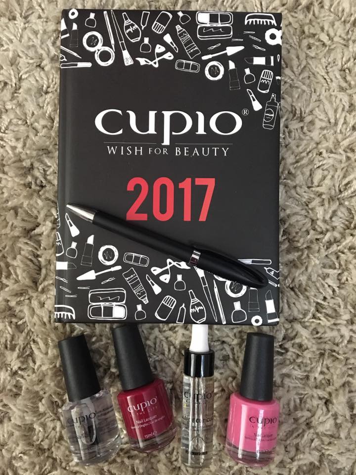 Manichiură realizată cu produse Cupio