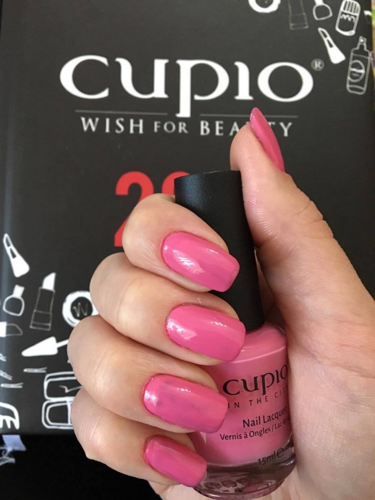 Manichiură realizată cu produse Cupio