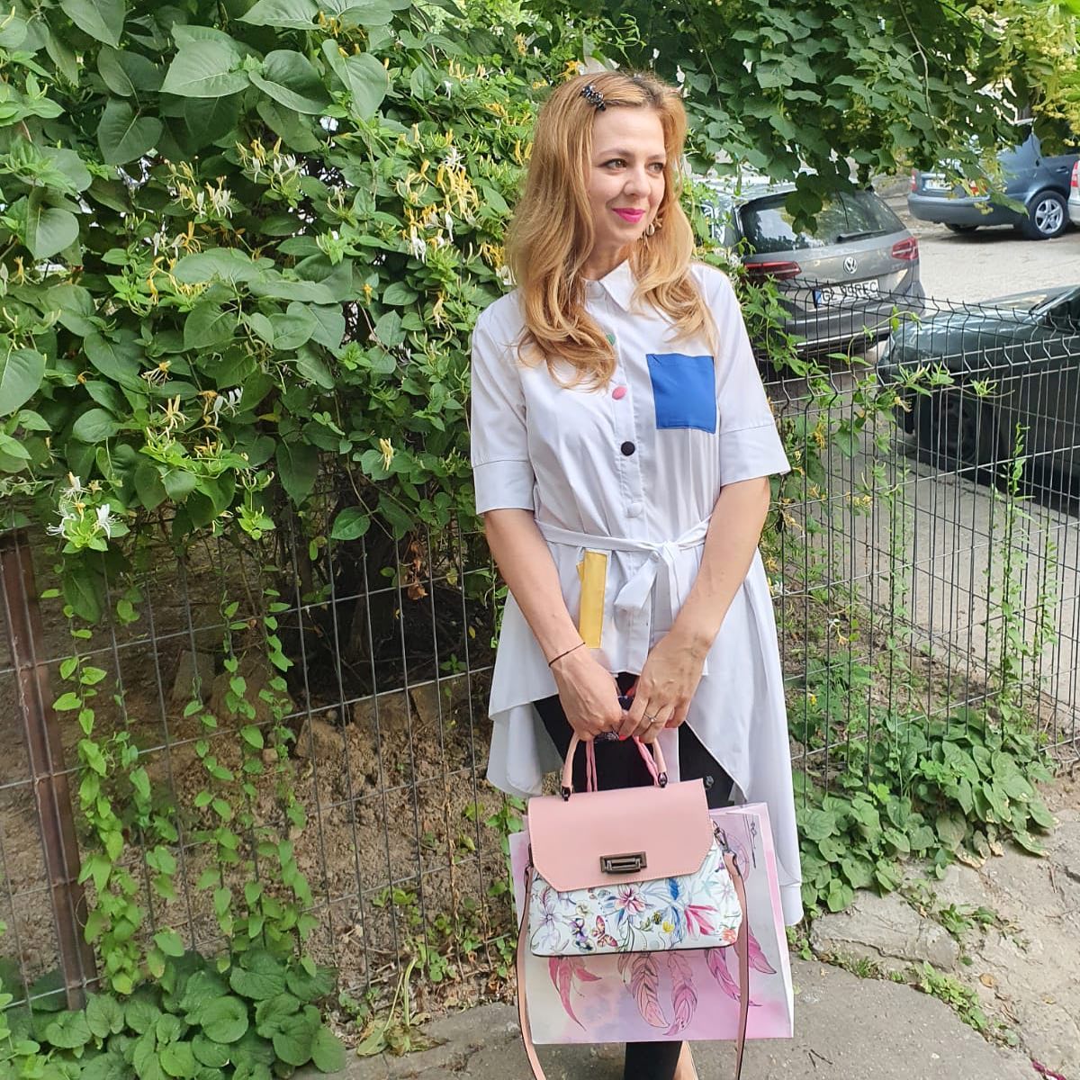Outfit colorat asortat cu geantă cu imprimeu floral