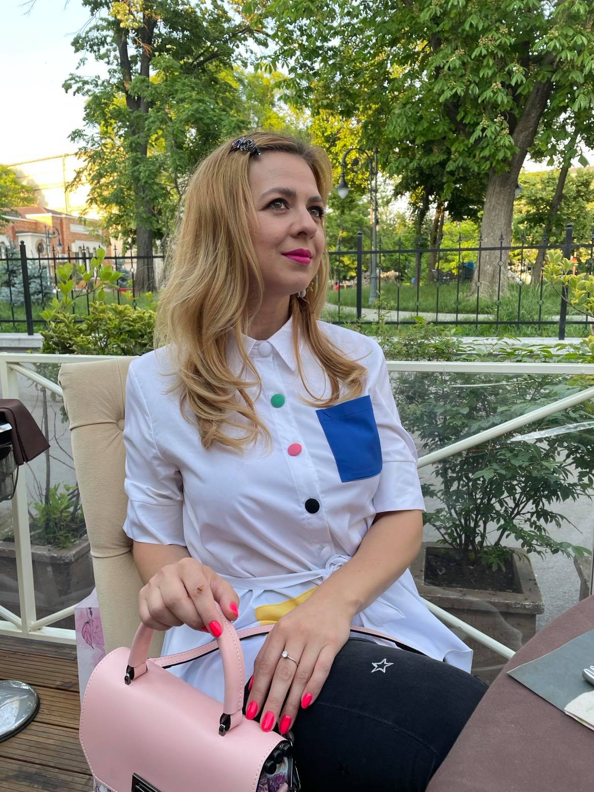 Outfit colorat asortat cu geantă cu imprimeu floral