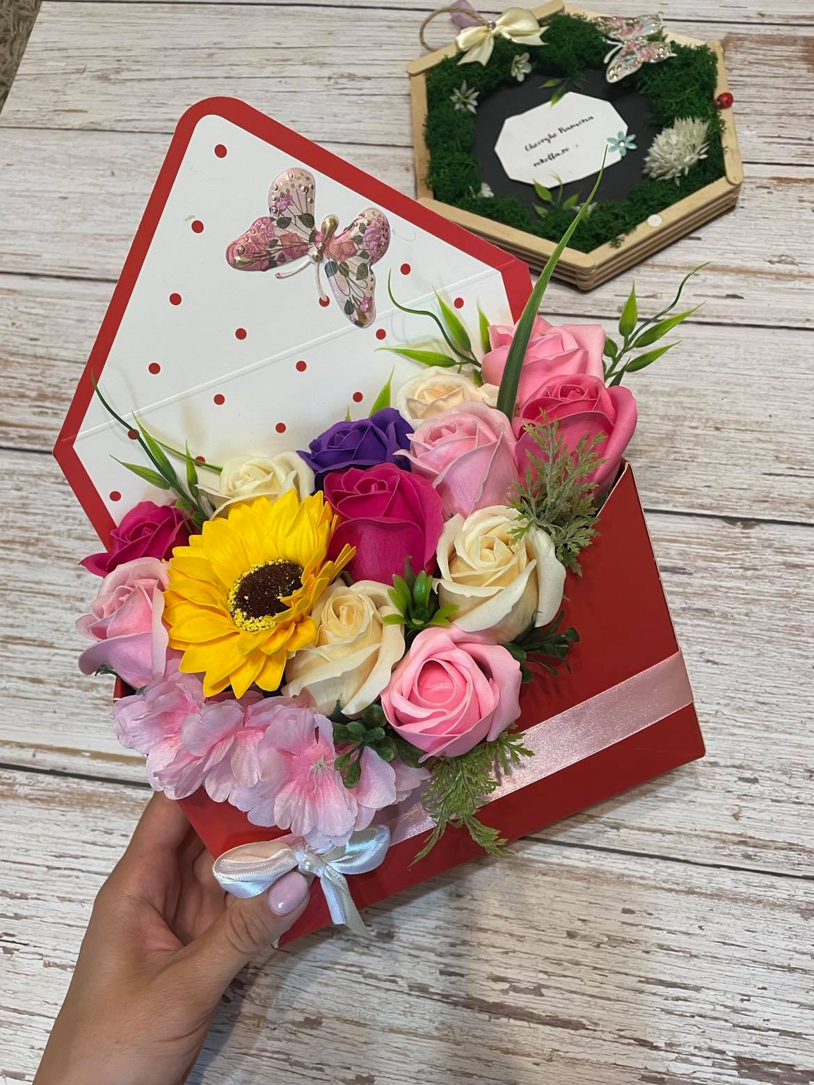 Flori de săpun și aranjament personalizat cu licheni