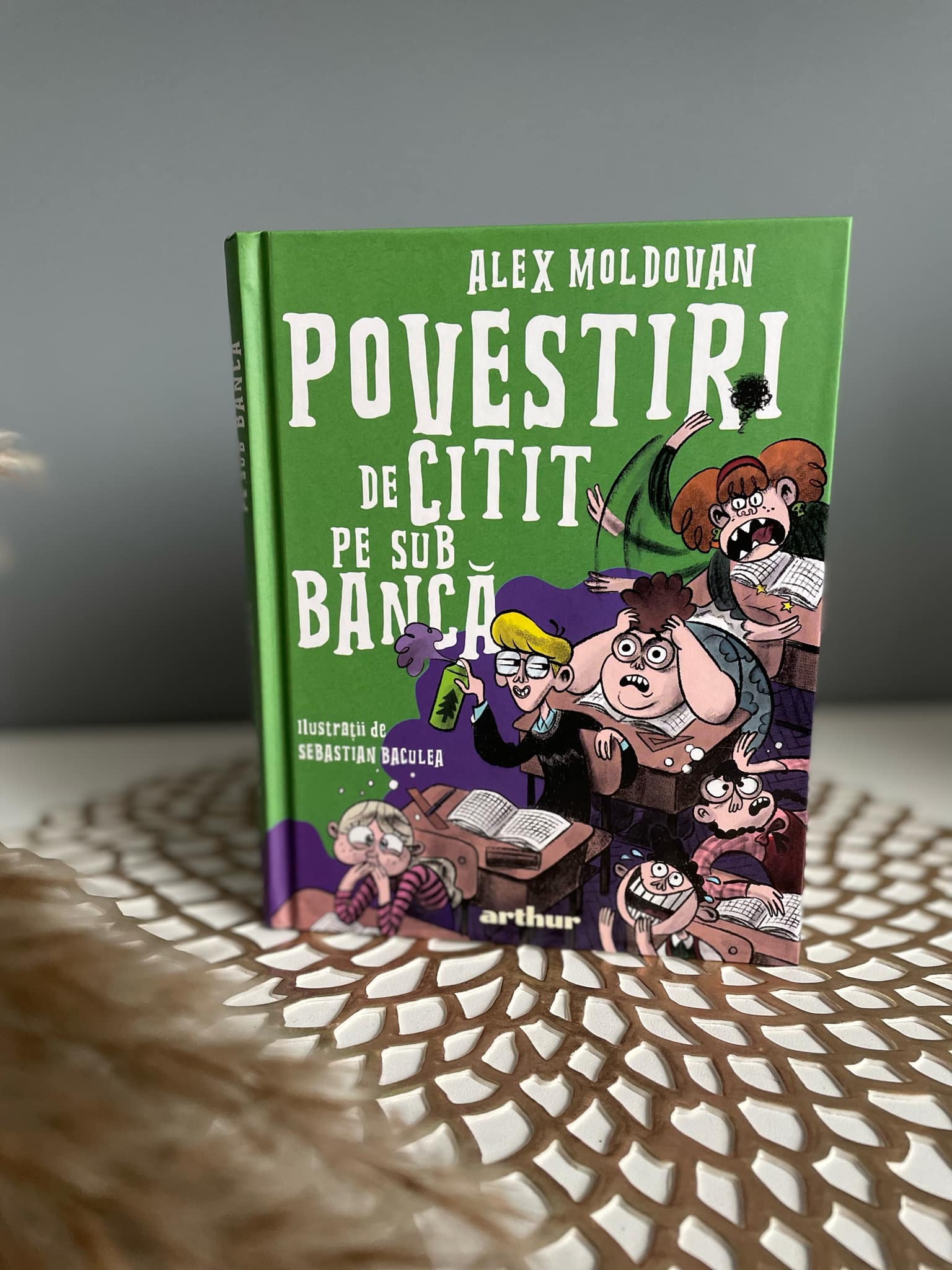 Povestiri de citit pe sub bancă scrisă de Alex Moldovan